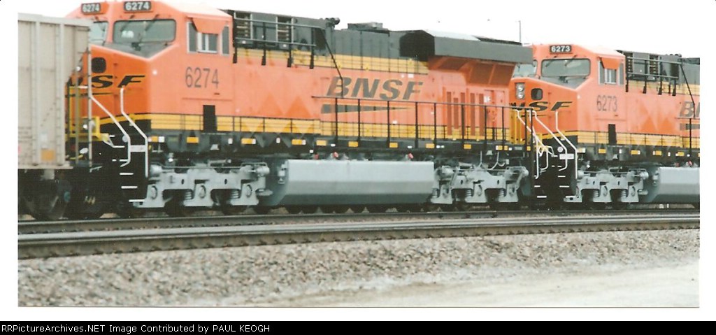 BNSF 6274 with BNSF 6273 roll west behind BNSF 6272/6269/6271.